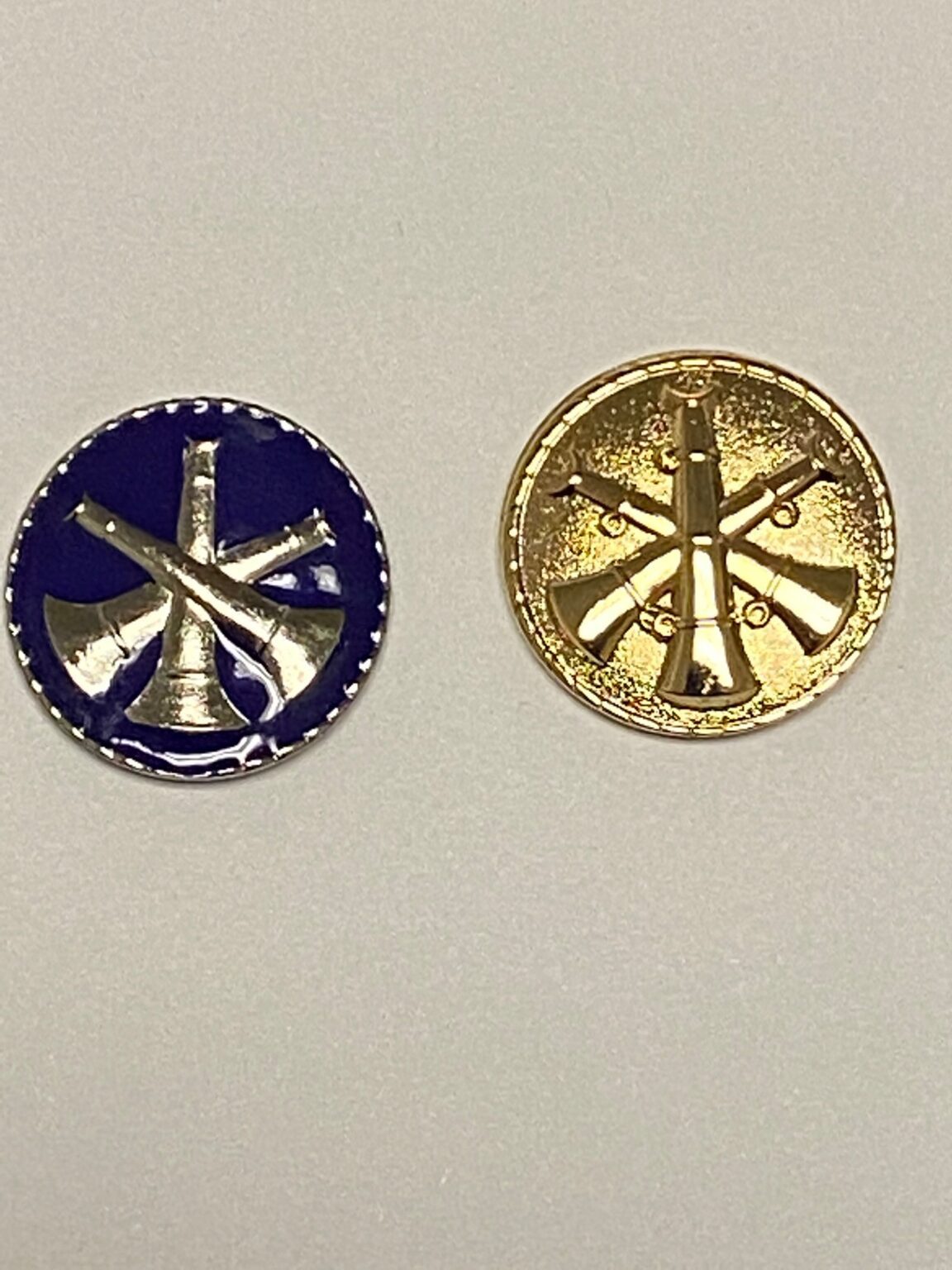 THREE CROSSED BUGLES ROUND - ER Badge